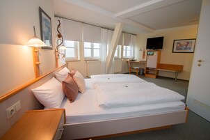 Quarto casal conforto | Frigobar, escrivaninha, ferros/tábuas de passar roupa, berços grátis