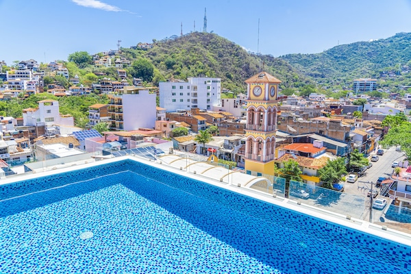 Piscina externa, funciona das 7h às 22h, guarda-sóis, espreguiçadeiras