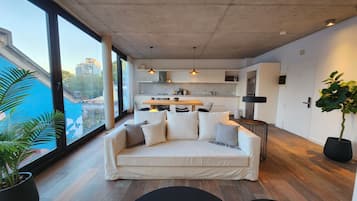 Dúplex | Sala de estar | Smart TV de 60 polegadas com canais por cabo