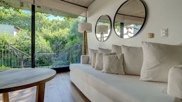 Apartamento Clássico | Sala de estar | Smart TV de 60 polegadas com canais por cabo