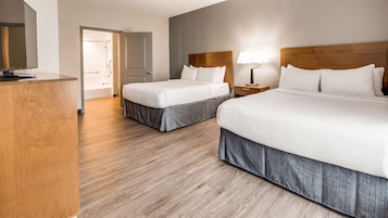 Quarto standard, 2 camas Queen, acessível, para não fumantes | Escrivaninha, espaço de trabalho para notebook, cortinas blackout