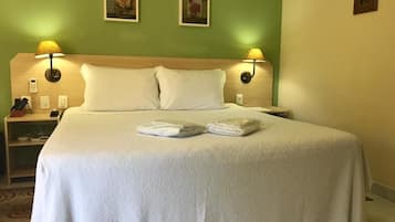 Quarto casal superior, sacada | Frigobar, cofres nos quartos, Wi-Fi de cortesia, roupa de cama