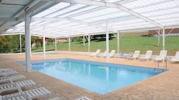 Piscina interna, piscina externa, espreguiçadeiras