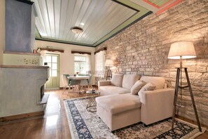 Suite Superior, varanda | Minibar, com decoração personalizada, secretária 