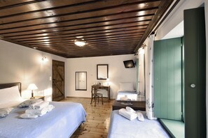 Quarto Triplo Deluxe | Minibar, com decoração personalizada, secretária 