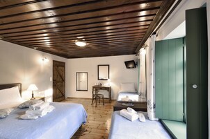 Quarto Triplo Deluxe | Minibar, com decoração personalizada, secretária 