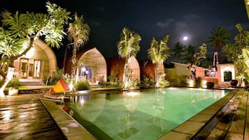 Piscina exterior, espreguiçadeiras