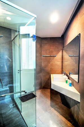 Chuveiro, produtos de toalete grátis, secador de cabelo 