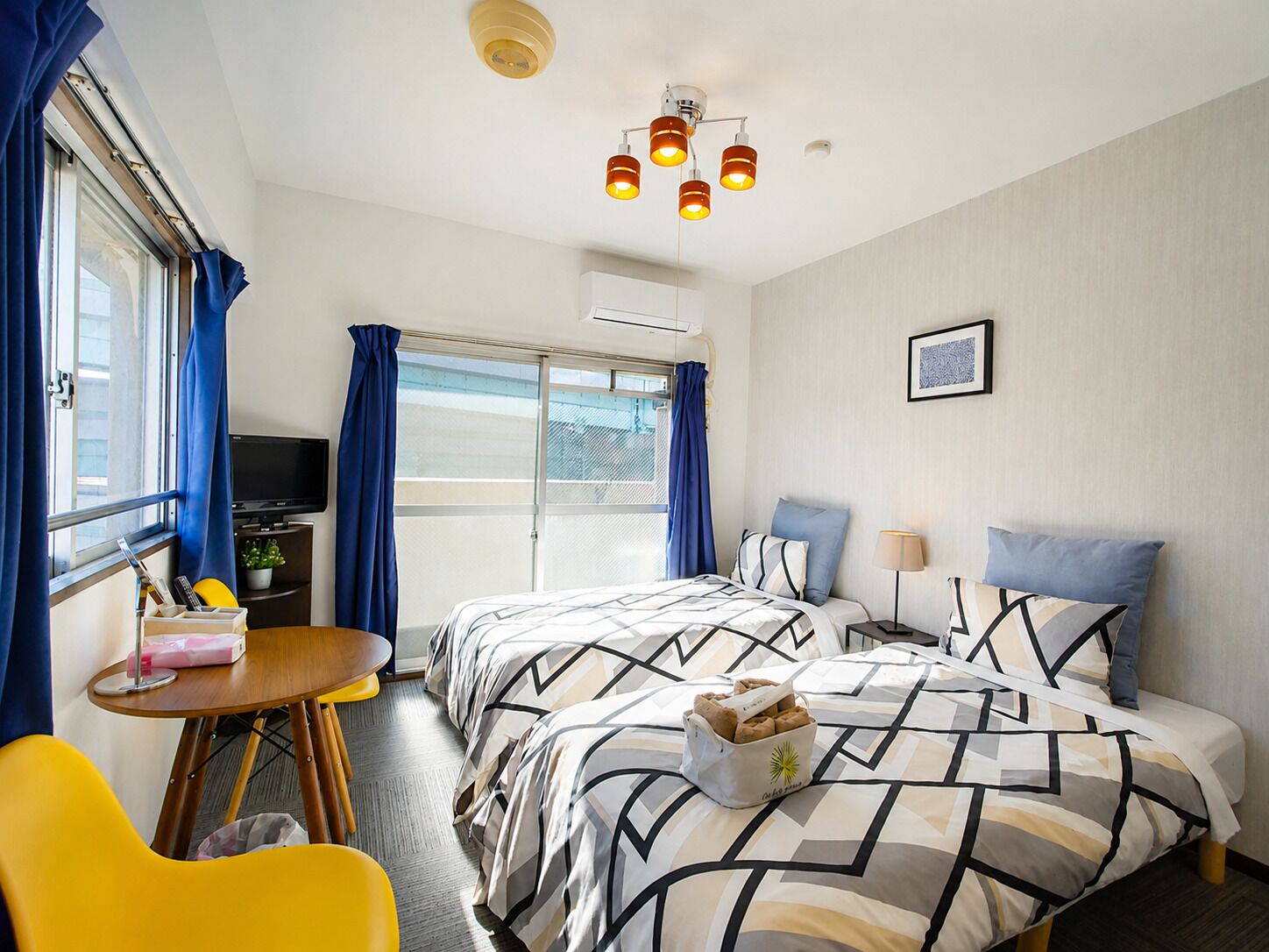 Apartamento, 2 camas de solteiro, sacada, vista para a cidade (402) | 1 quarto, escrivaninha, ferros/tábuas de passar roupa, Wi-Fi de cortesia