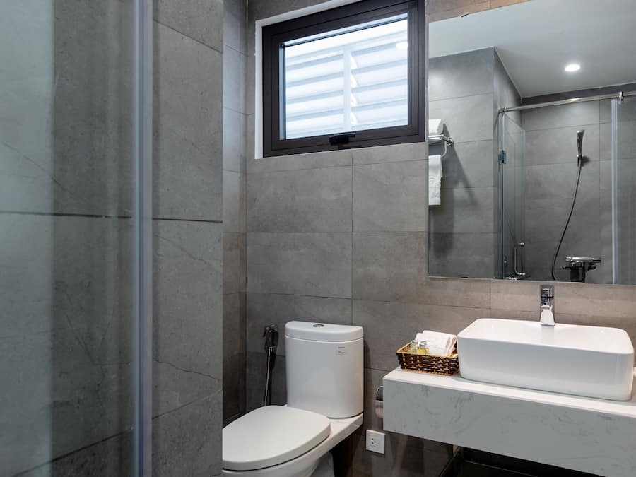 Quarto Clássico (Premium with Window) | Duche na casa de banho