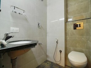 Chuveiro, chuveiro com efeito de chuva, produtos de toalete grátis 