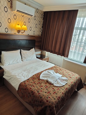 Quarto casal | Roupas de cama premium, frigobar, cofres nos quartos, escrivaninha