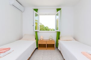 Quarto duplo, varanda, vista para o jardim | Individualmente decorados, individualmente mobiliados, Wi-Fi de cortesia
