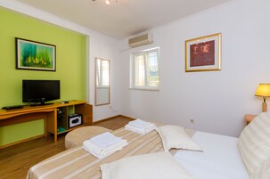 Apartamento Deluxe, 1 quarto, Vista para a cidade | Secretária adequada para computadores portáteis, quartos insonorizados 