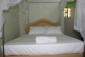 Quarto standard | Escrivaninha, Wi-Fi de cortesia, roupa de cama