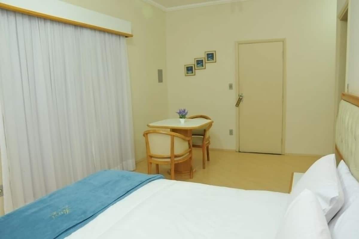 1 quarto, frigobar, escrivaninha, Wi-Fi de cortesia