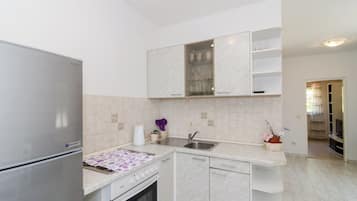 Apartamento (Apartments Villa Dingač-Borak - Comf) | Cozinha privada | Um frigorífico, uma placa de cozinha, uma chaleira elétrica
