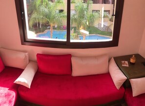 Apartamento, 1 quarto | Sala de estar | Televisor de ecrã plano de 32 polegadas com canais via satélite 
