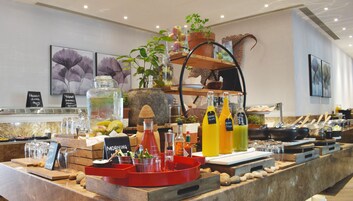 Pequeno-almoço tipo buffet diário mediante uma taxa 