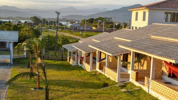 Um bairro residencial com uma fileira de casas, caracterizadas por telhados de cerâmica e paredes de tijolo.