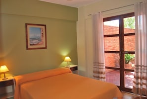 Apartamento Básico | 1 quarto, cofre no quarto, ferro/tábua de engomar, Wi-fi grátis