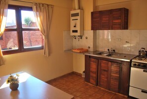 Apartamento Familiar | Cozinha privada | Um frigorífico/congelador grande, um micro-ondas, um forno