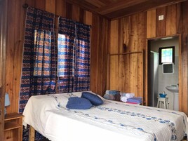 Bungalow | Secretária, cortinas/cortinados opacos, quartos insonorizados 