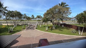 Um caminho pavimentado que leva a um edifício sob um céu limpo.