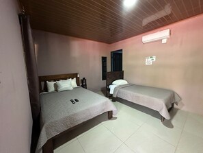 Quarto Triplo Familiar | Wi-fi grátis, roupa de cama fornecida, acesso para cadeira de rodas 