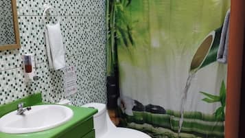 Cabana família | Banheiro | Chuveiro, chuveiro com efeito de chuva, toalhas de banho, sabonete