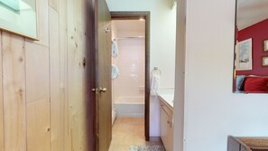 Apartamento em Condomínio Fechado, 3 quartos (3 Bath) | Casa de banho | Artigos de higiene pessoal grátis, um secador de cabelo