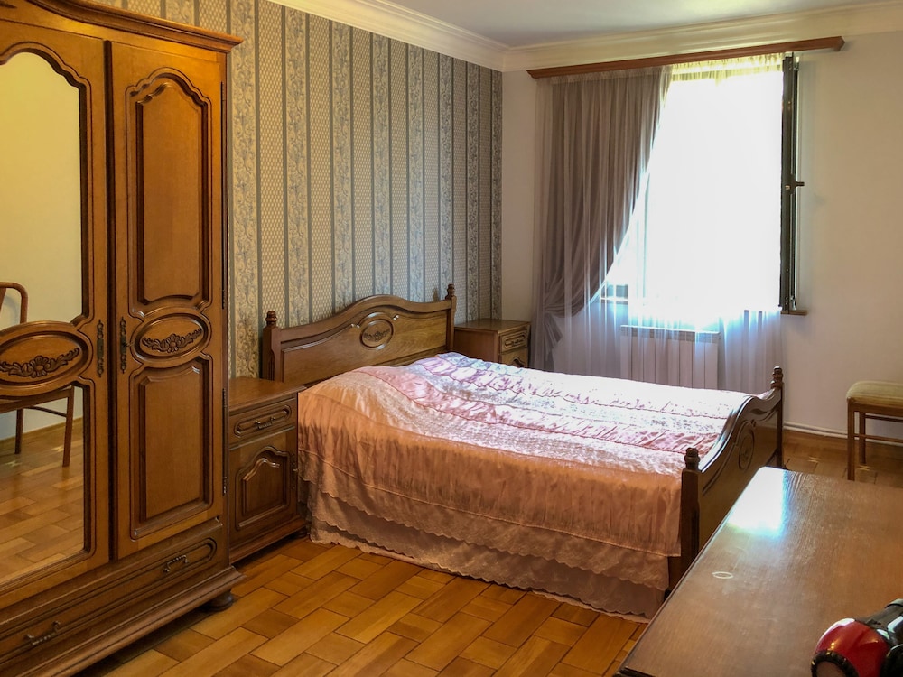 El Apartamento De 3 Habitaciones Es Para El Cruce De La Calle Abovyan / Sayatnova. - Ereván