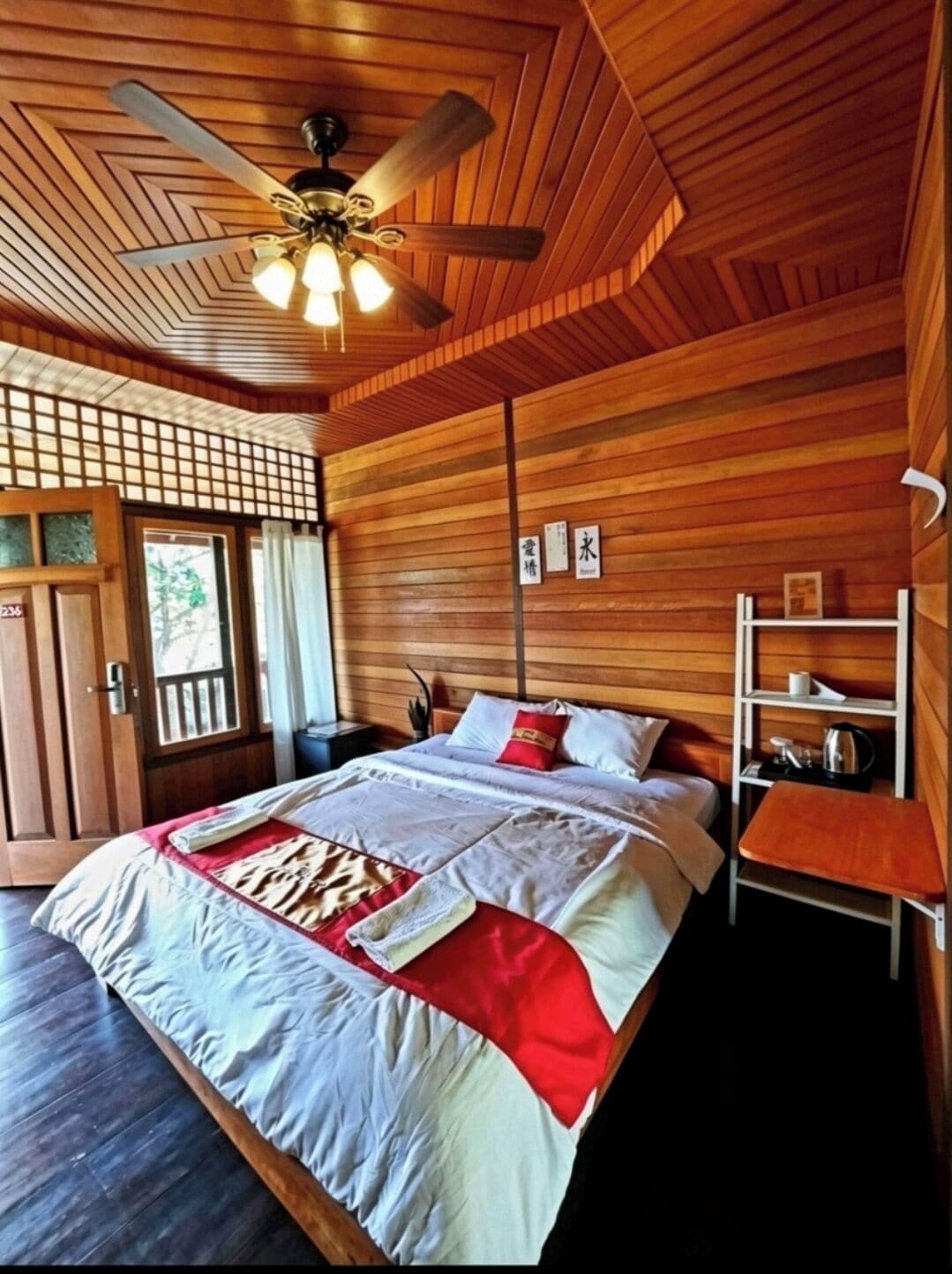 Quarto (Woodhouse Fan) | Minibar, cofre no quarto, secretária, cortinas/cortinados opacos 