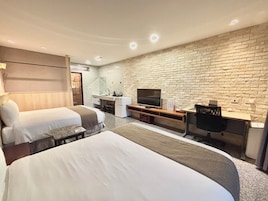 Quarto Quádruplo Standard (Limited parking, reservation required) | Com decoração personalizada, com mobília individualizada, secretária