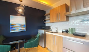 Suite-Estúdio Comfort | Cozinha privada | Um frigorífico/congelador grande, um micro-ondas, uma placa de cozinha 
