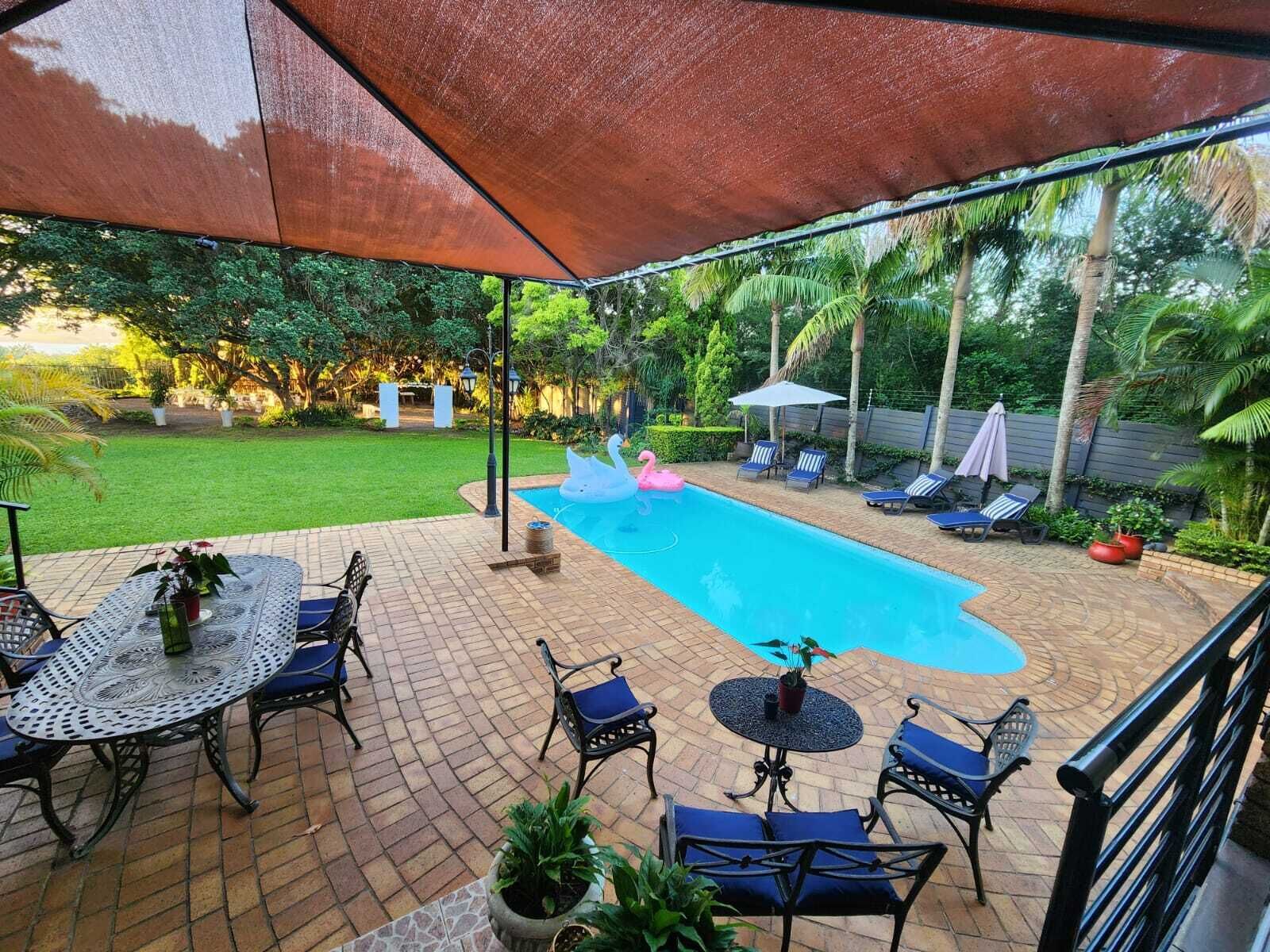 Piscina exterior, espreguiçadeiras 