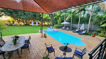 Piscina exterior, espreguiçadeiras