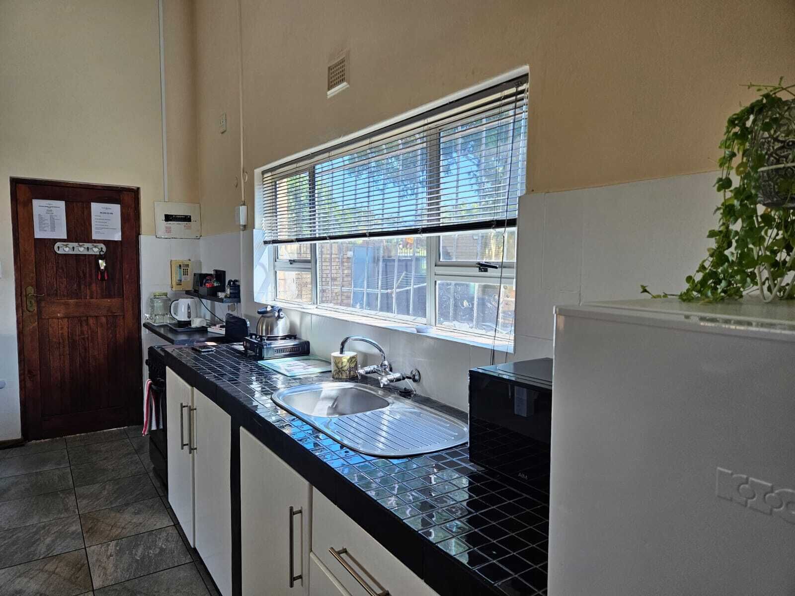 Apartamento Básico | Cozinha privada | Um frigorífico, uma cafeteira/bule, uma chaleira elétrica, Congelador 