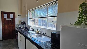 Apartamento Básico | Cozinha privada | Um frigorífico, uma cafeteira/bule, uma chaleira elétrica, Congelador