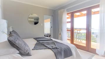 Quarto casal ou duplo, sacada | Cofres nos quartos, individualmente decorados