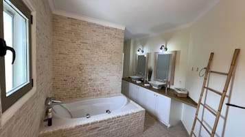 Vila luxo | Banheiro | Secador de cabelo, toalhas de banho