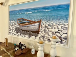 Villa Deluxe | Sala de estar | Televisor de ecrã plano de 60 polegadas com canais via satélite 