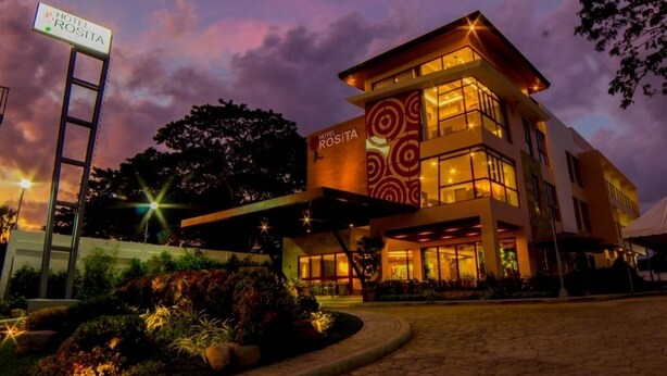Um hotel moderno com uma placa grande que diz "HOTEL ROSITA".