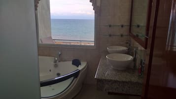 Quarto Individual Executivo (Ocean) | Casa de banho | Um polibã, artigos de higiene pessoal grátis, um secador de cabelo