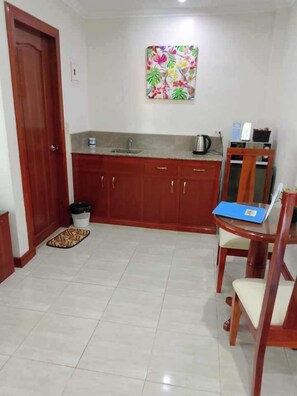 Quarto Twin Económico, 1 quarto | Minibar, secretária, Wi-fi grátis, roupa de cama fornecida 