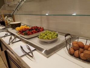 Café da manhã com buffet todos os dias (USD 8 por pessoa)