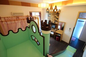 Quarto Quádruplo Deluxe, varanda | Secretária, cortinas/cortinados opacos, quartos insonorizados 