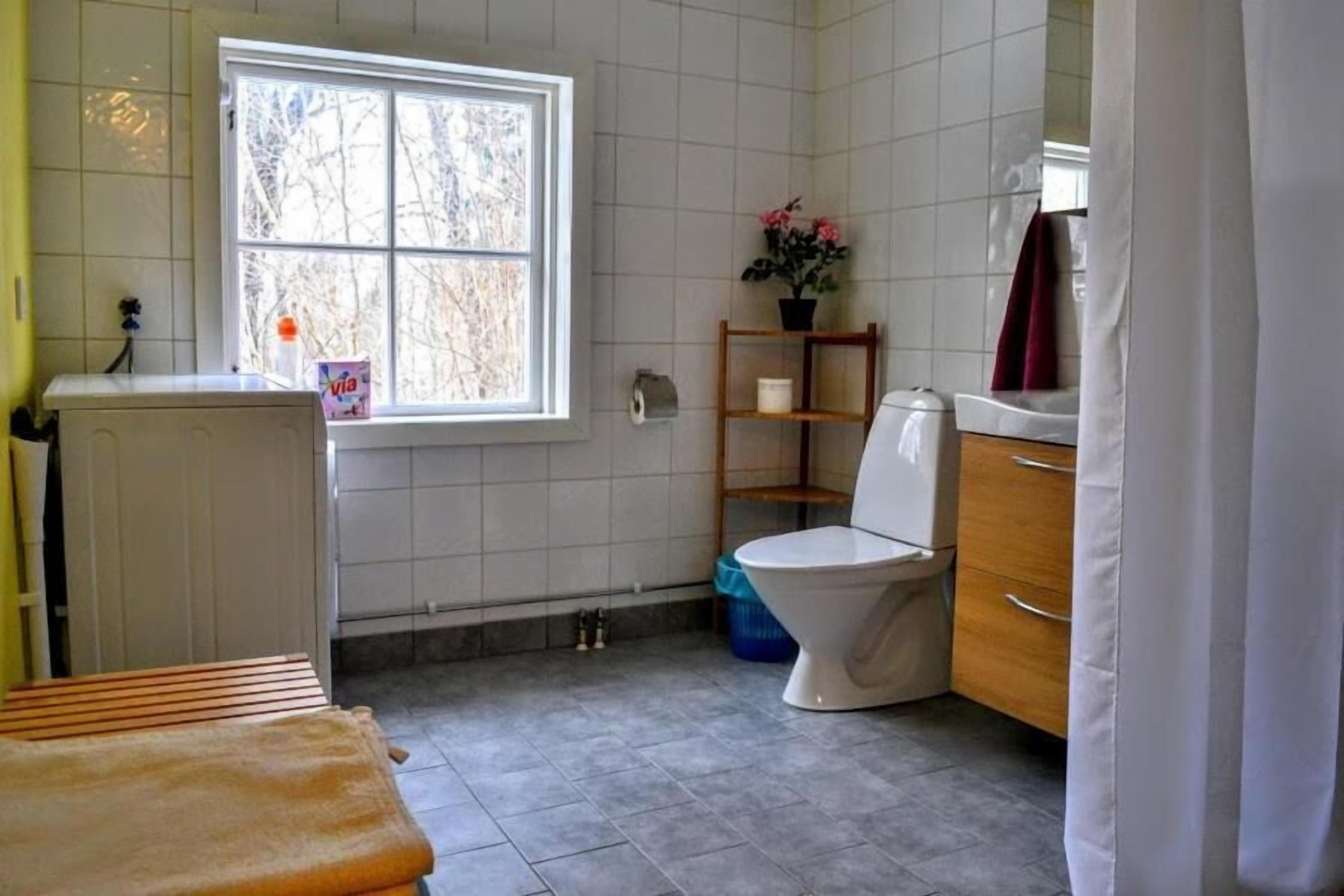 Chuveiro, secador de cabelo, toalhas de banho, sabonete