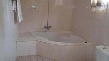 Quarto standard | Banheiro | Chuveiro, produtos de toalete grátis