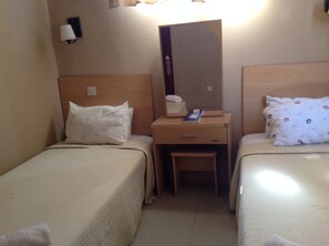 Quarto duplo standard | Frigobar, escrivaninha, ferros/tábuas de passar roupa